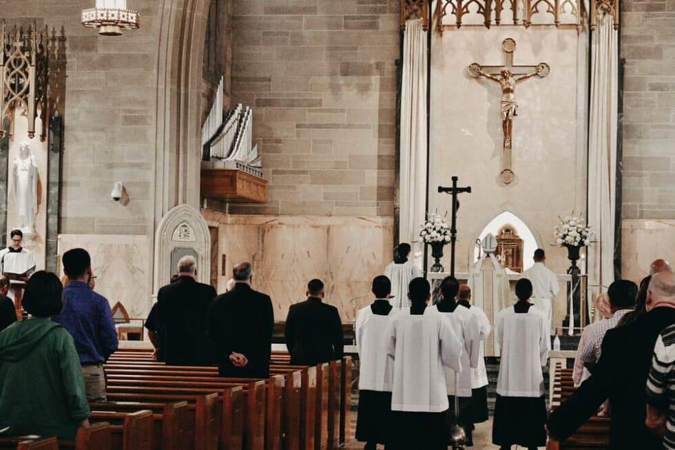 Dar Gracias a Dios en la Misa: Una Acción Esencial - Horarios de Misa