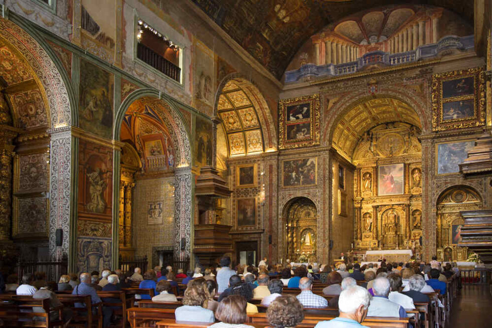 Dar Gracias a Dios en la Misa: Una Acción Esencial - Horarios de Misa